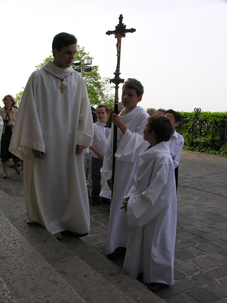 Servants d'autel : l'acolyte, celui qui accompagne | Liturgie & Sacrements
